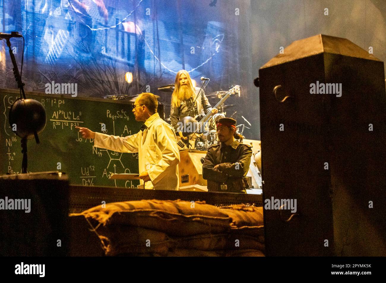 Pär Sundström von Sabaton live bei einem Konzert der „Tour to End All ...