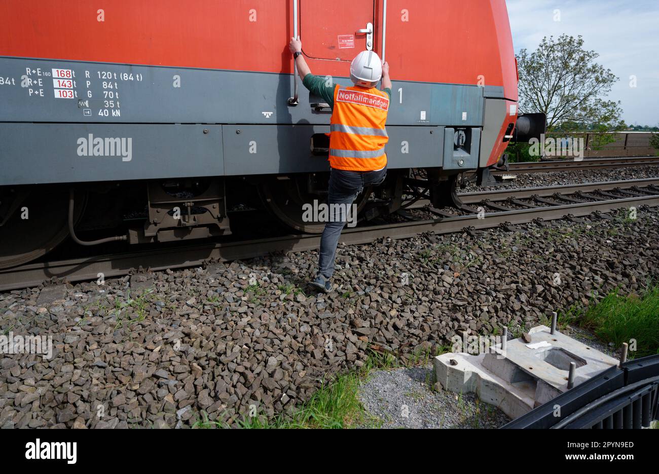 04. Mai 2023, Nordrhein-Westfalen, Hürth: Ein Notfallmanager steigt in ...