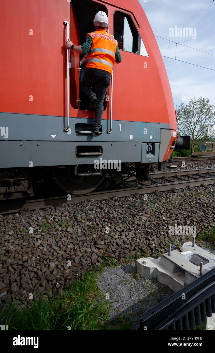 04. Mai 2023, Nordrhein-Westfalen, Hürth: Ein Notfallmanager steigt in ...