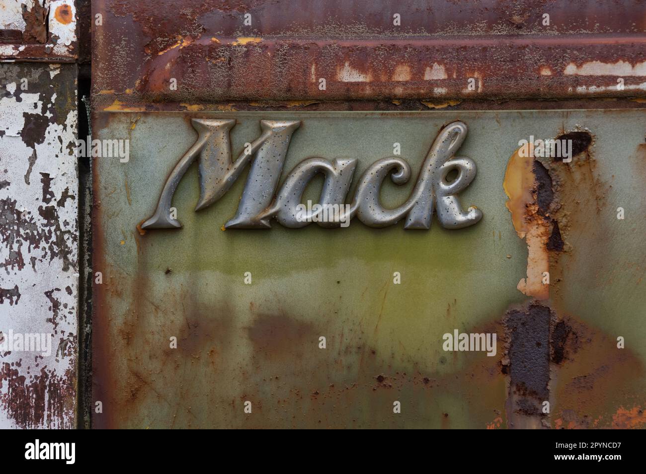 Schwere mack trucks -Fotos und -Bildmaterial in hoher Auflösung – Alamy