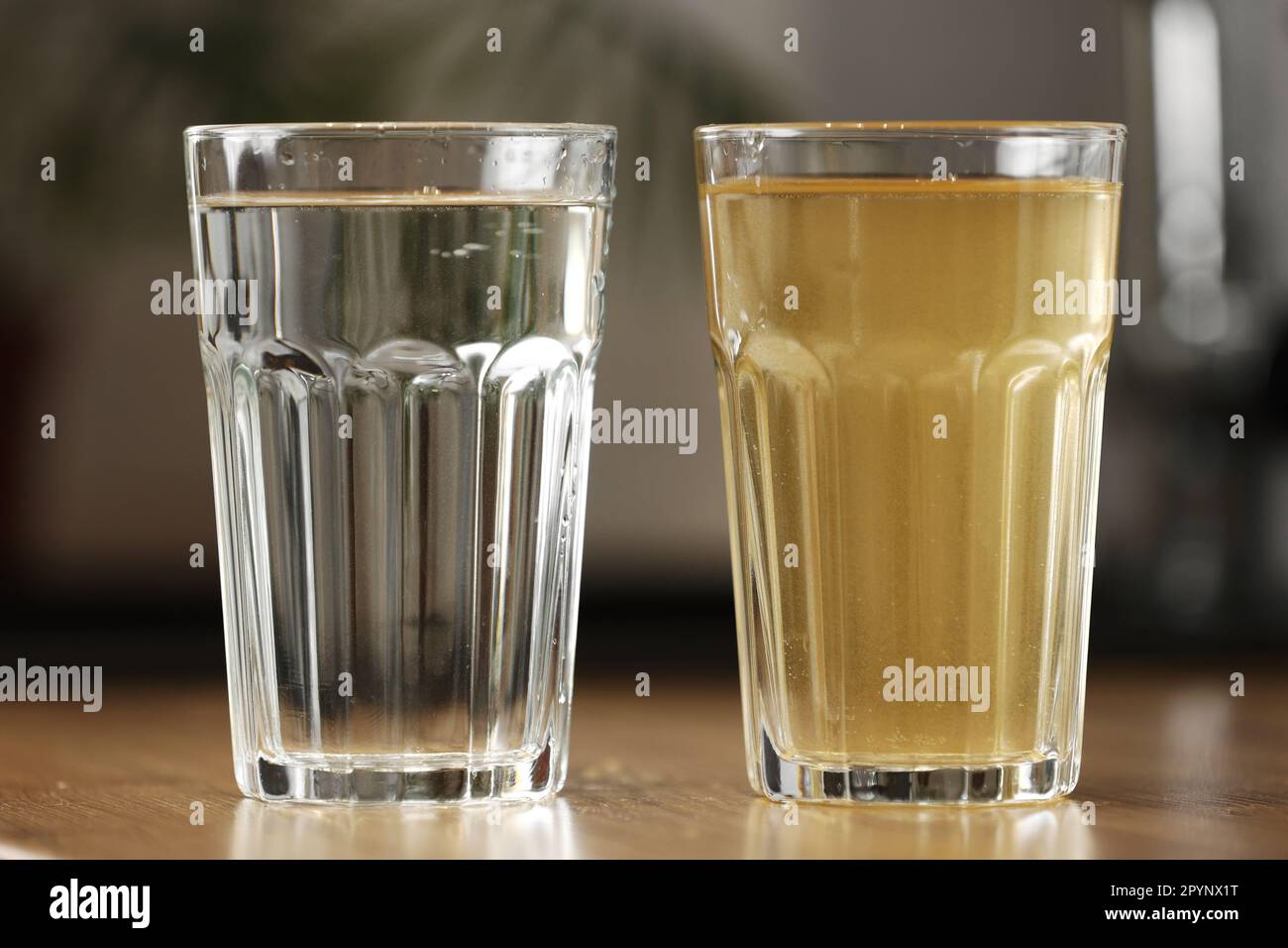 Hauswasserfiltersystem in trinkbaren Zustand. Glas klares Wasser nach ...