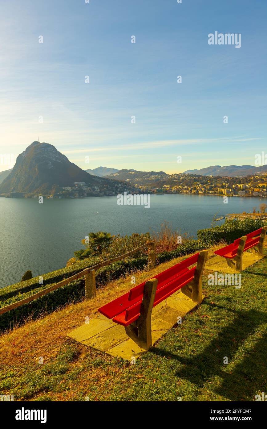 Bank am Luganer See und Stadt mit Berg und blauem Himmel im Park San ...