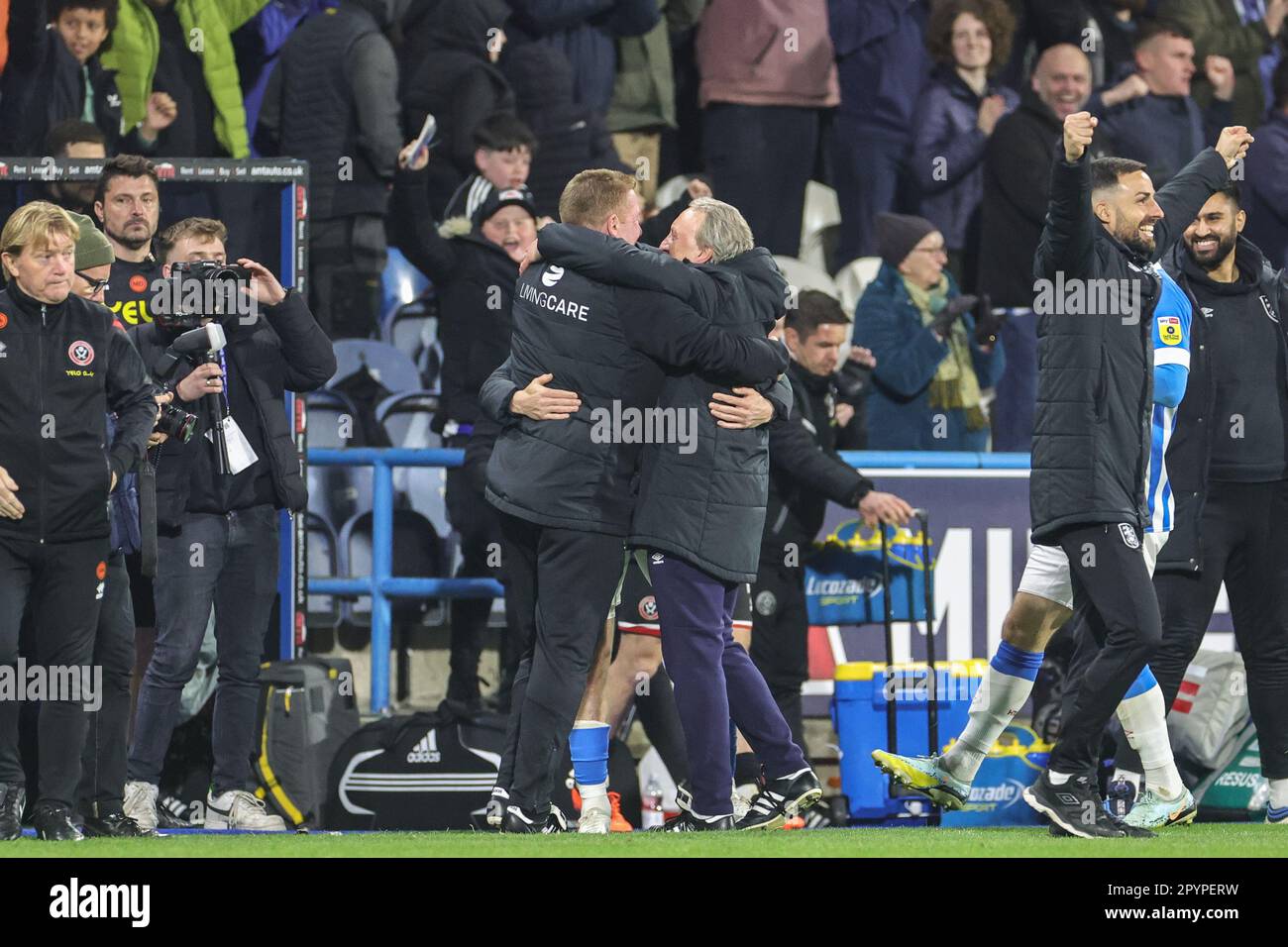 Neil Warnock Manager von Huddersfield Town und Huddersfield Assistant ...