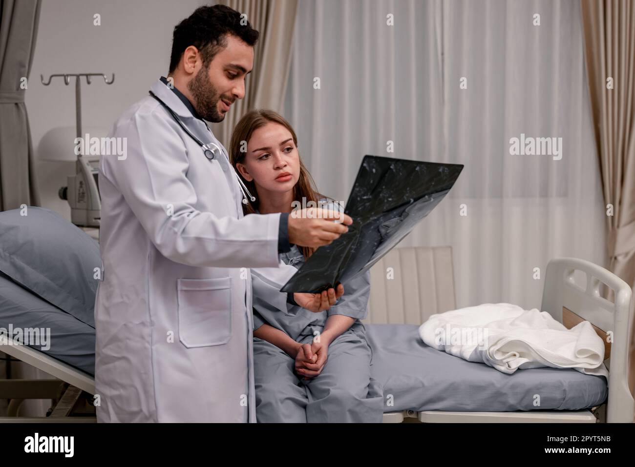 Arzt und Radiologe analysieren medizinische Bilder, einschließlich MRT ...