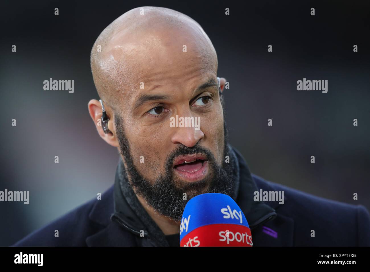 Sky Sports-Moderator Jamie Jones Buchanan spricht vor dem Spiel der ...