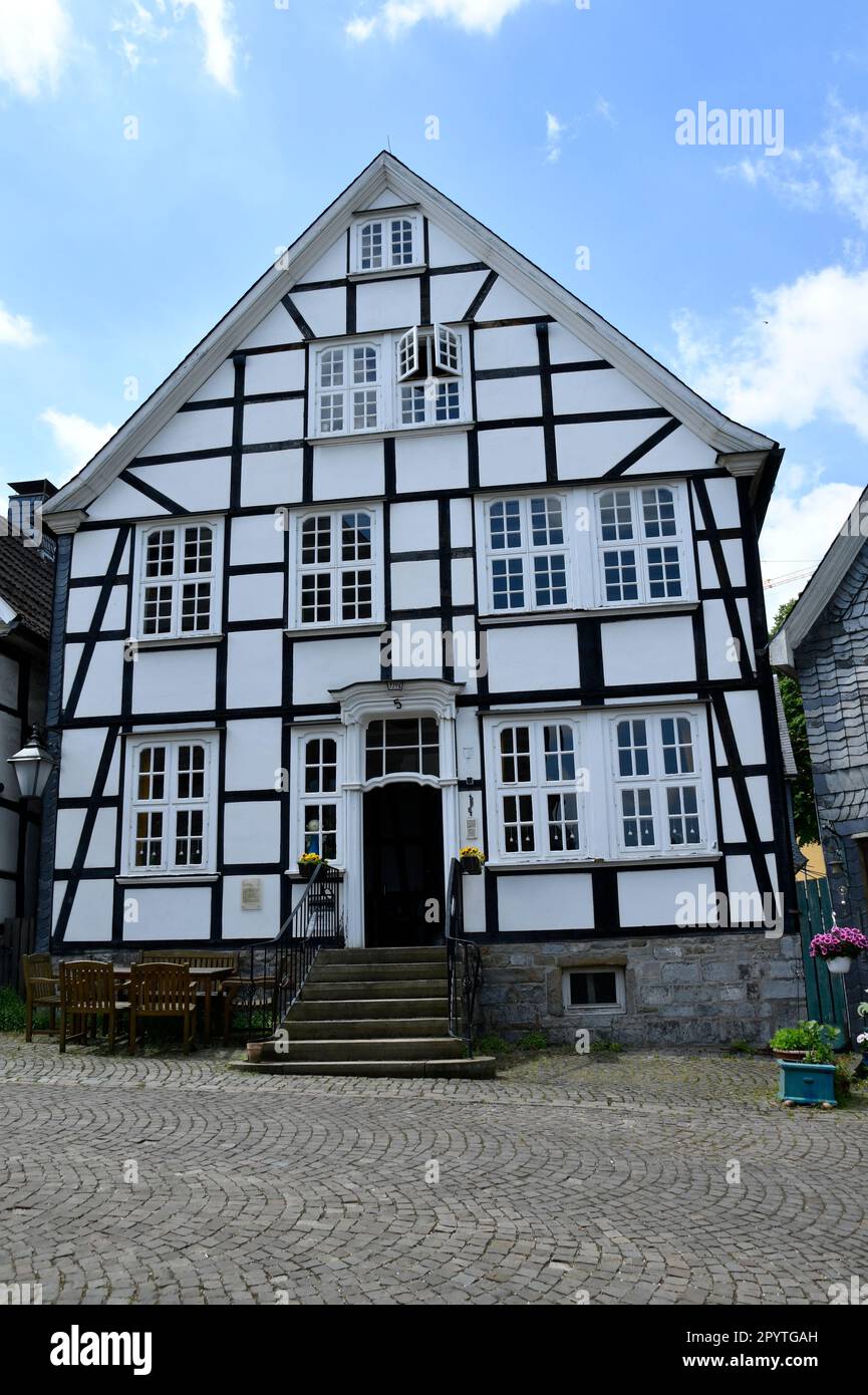 Ein 3 stöckiges Fachwerkhaus in Velbert-Neviges mit schwarzer ...