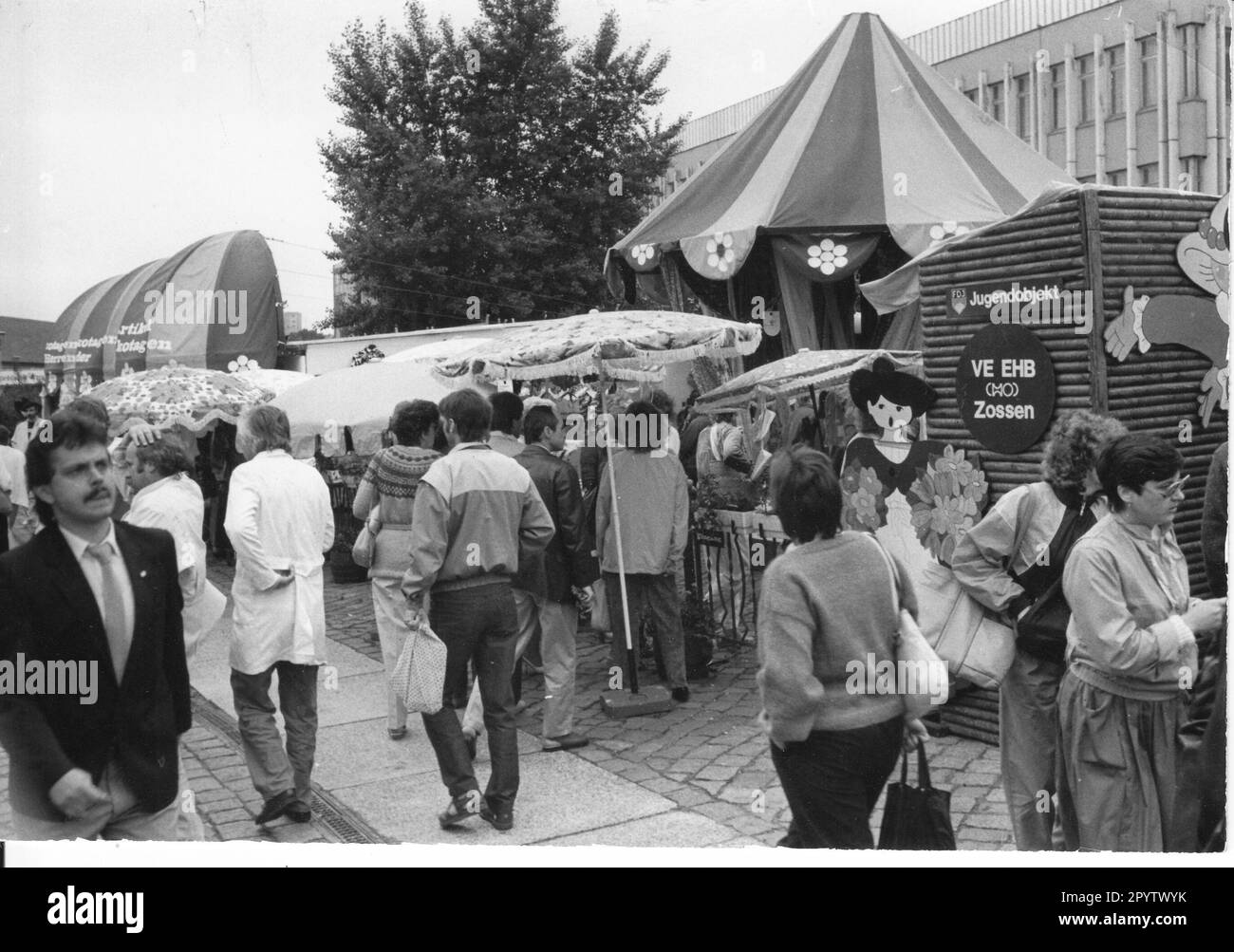 Gut Besist der 11. "Potsdamer Markt" der HO (Handelsorganisation) auf ...