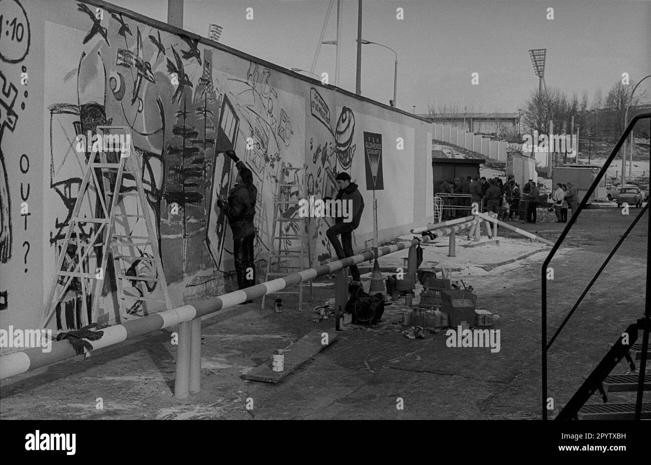 DDR, Berlin, 22.11.1989, Mitglieder des Künstlerverbandes PGH Glühende ...