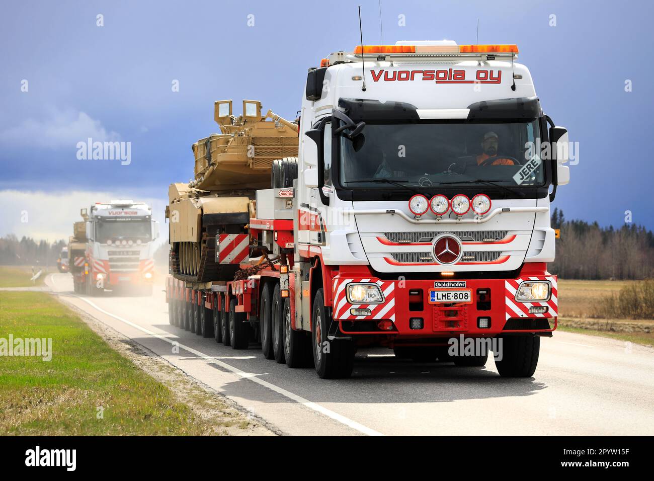 Mercedes-Benz-Lkw transportiert amerikanischen M1 Abrams Militärtank auf Tieflader-Auflieger ...