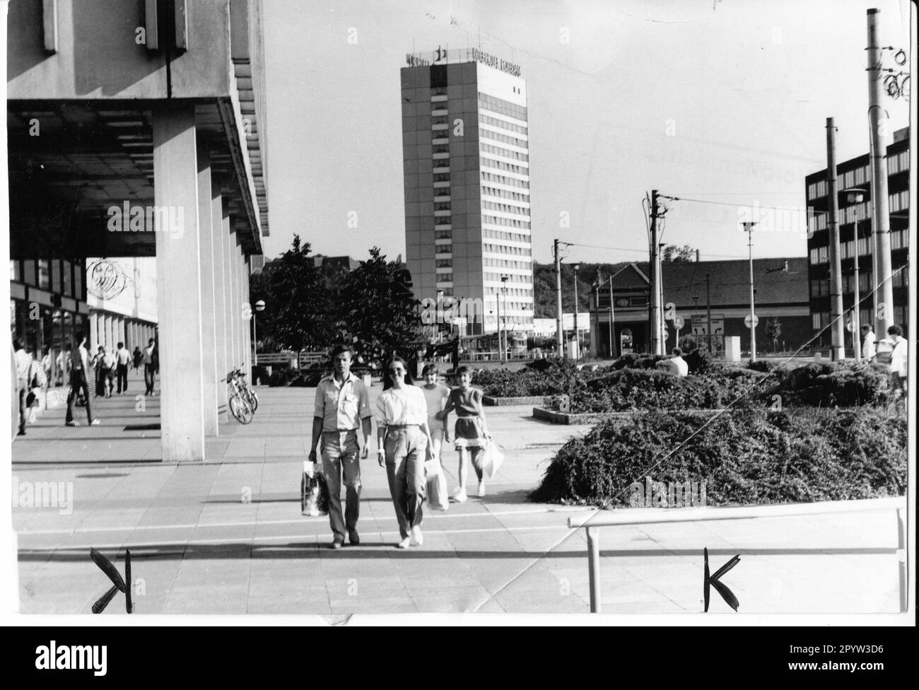 Stadtzentrum Potsdam DDR 1985. Mai mit Interhotel, heute Hotel mercure ...