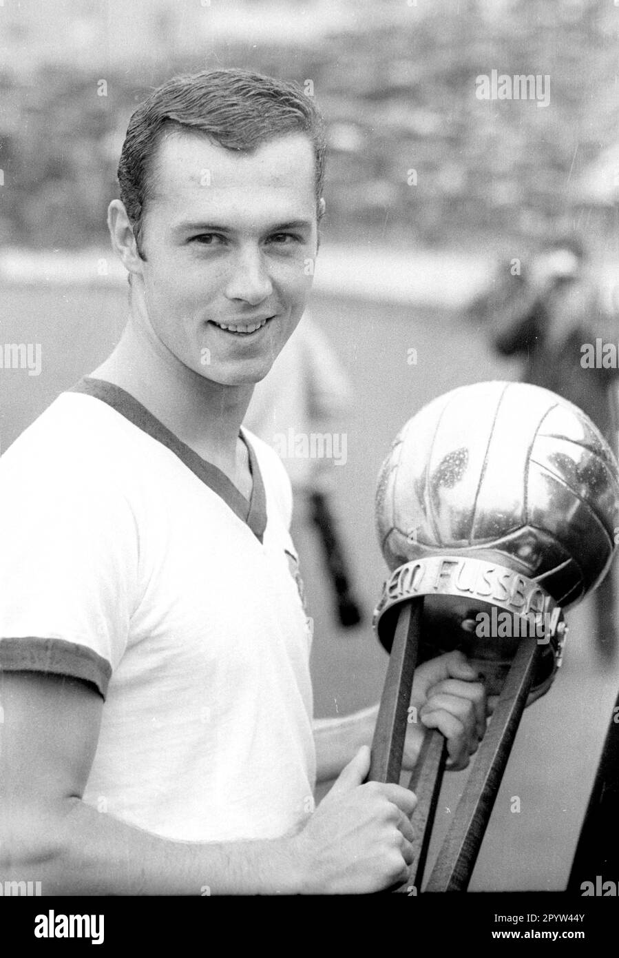 Franz beckenbauer 1968 -Fotos und -Bildmaterial in hoher Auflösung – Alamy