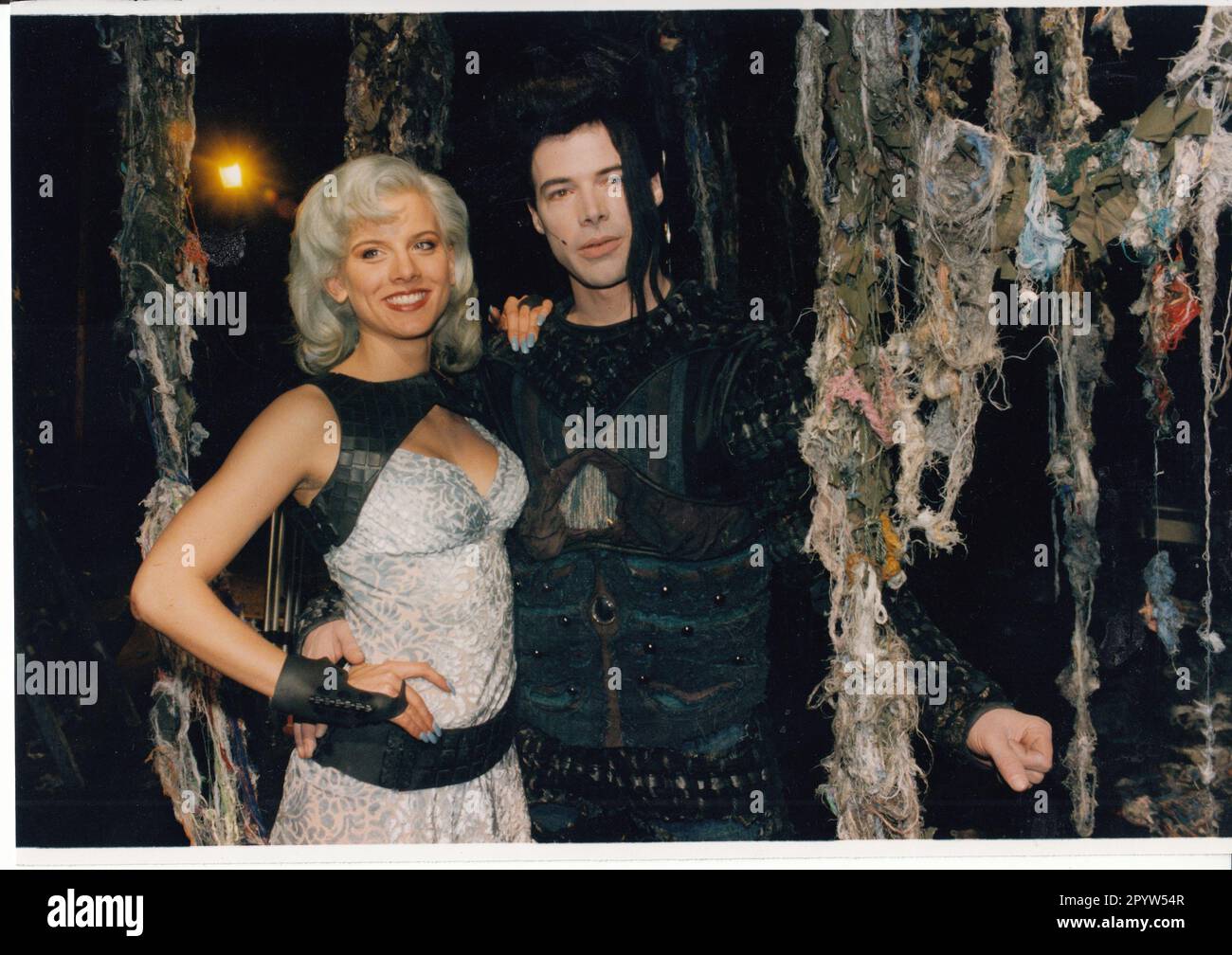 Eva Habermann als Zev und Michael McManus als Kai in der vierteiligen ...