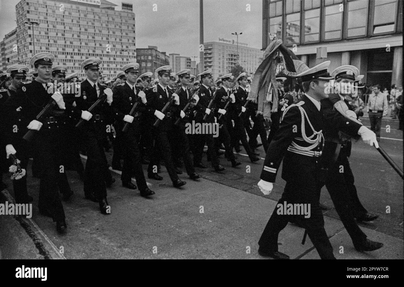 Volksmarine ddr Schwarzweiß-Stockfotos und -bilder - Alamy