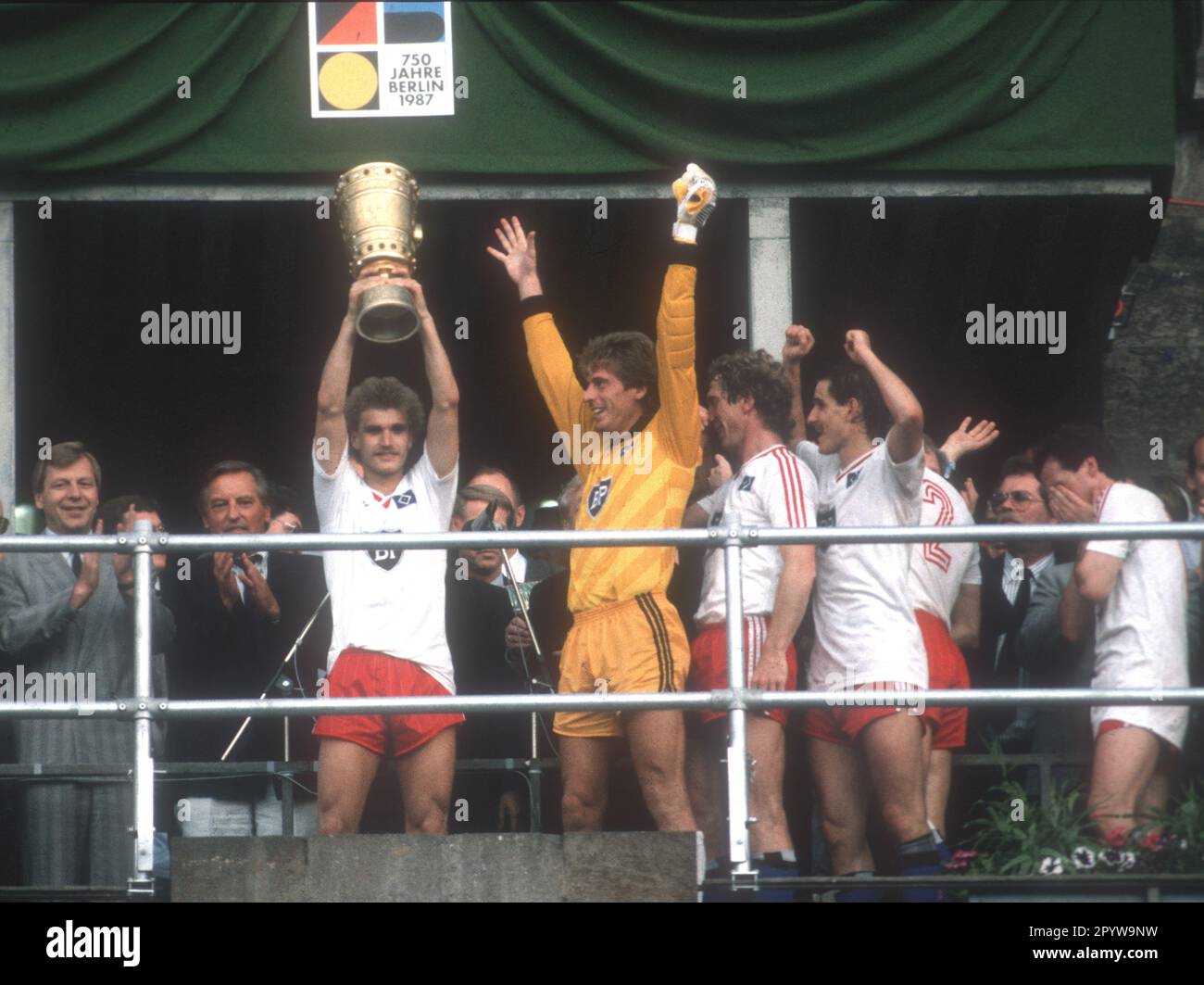 Hsv pokalsieger -Fotos und -Bildmaterial in hoher Auflösung – Alamy