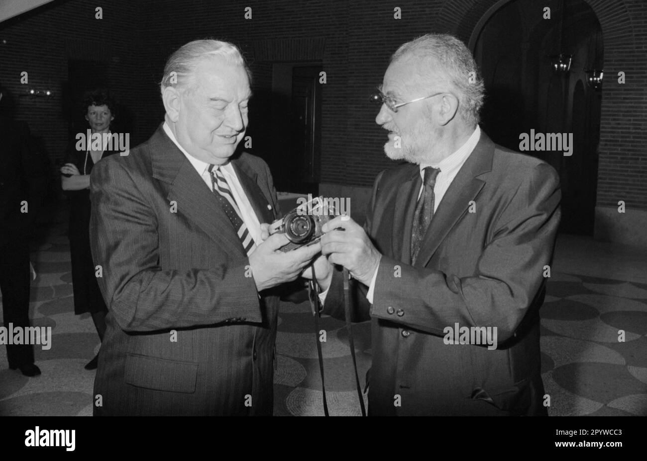 Alfons Goppel (links) mit Fotograf Hanns Hubmann zur 30.-jährigen Feier ...