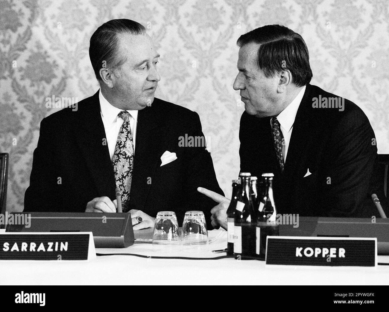 Juergen SARRAZIN , Vorstandsvorsitzender der Dresdner Bank AG , und ...