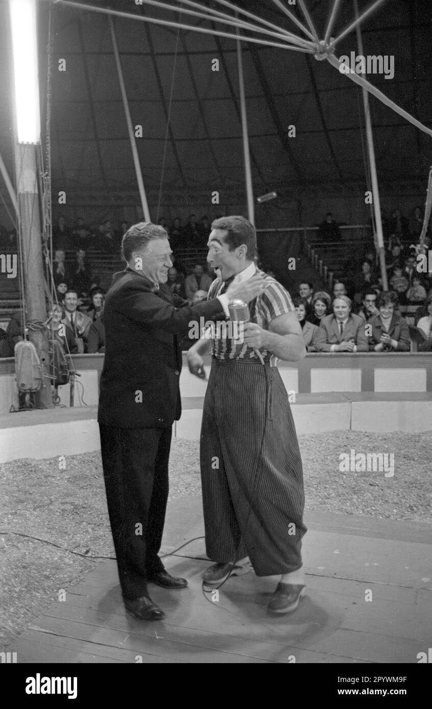 Freddy Quinn bei einer Aufführung im Wiener Zirkus Rebernigg. Im linken ...
