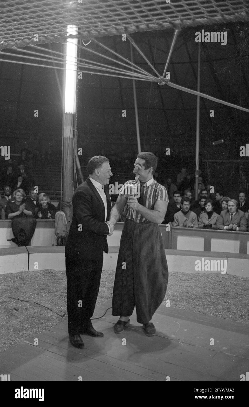 Freddy Quinn bei einer Aufführung im Wiener Zirkus Rebernigg. Im linken ...