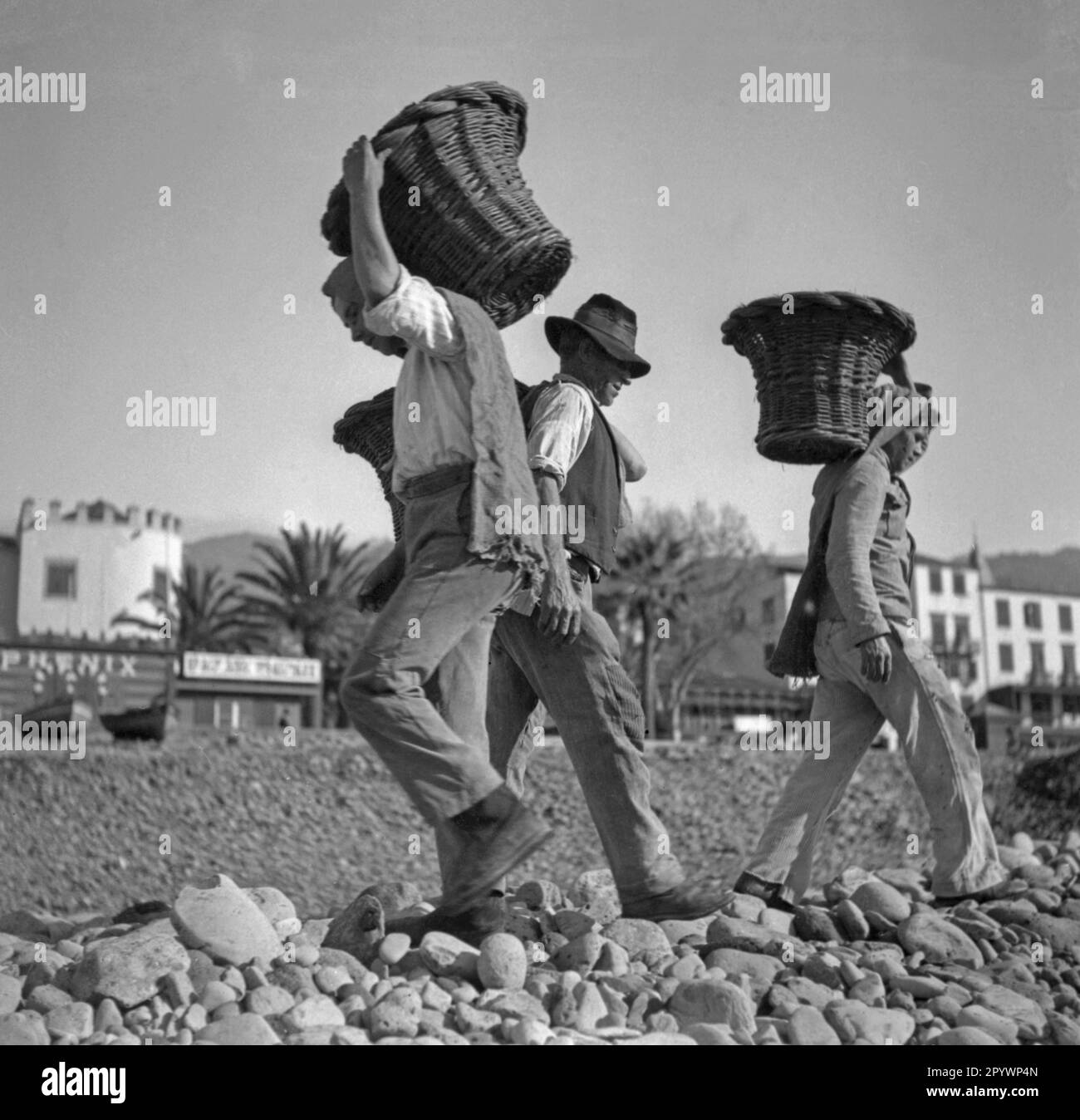 Körbe tragen -Fotos und -Bildmaterial in hoher Auflösung – Alamy