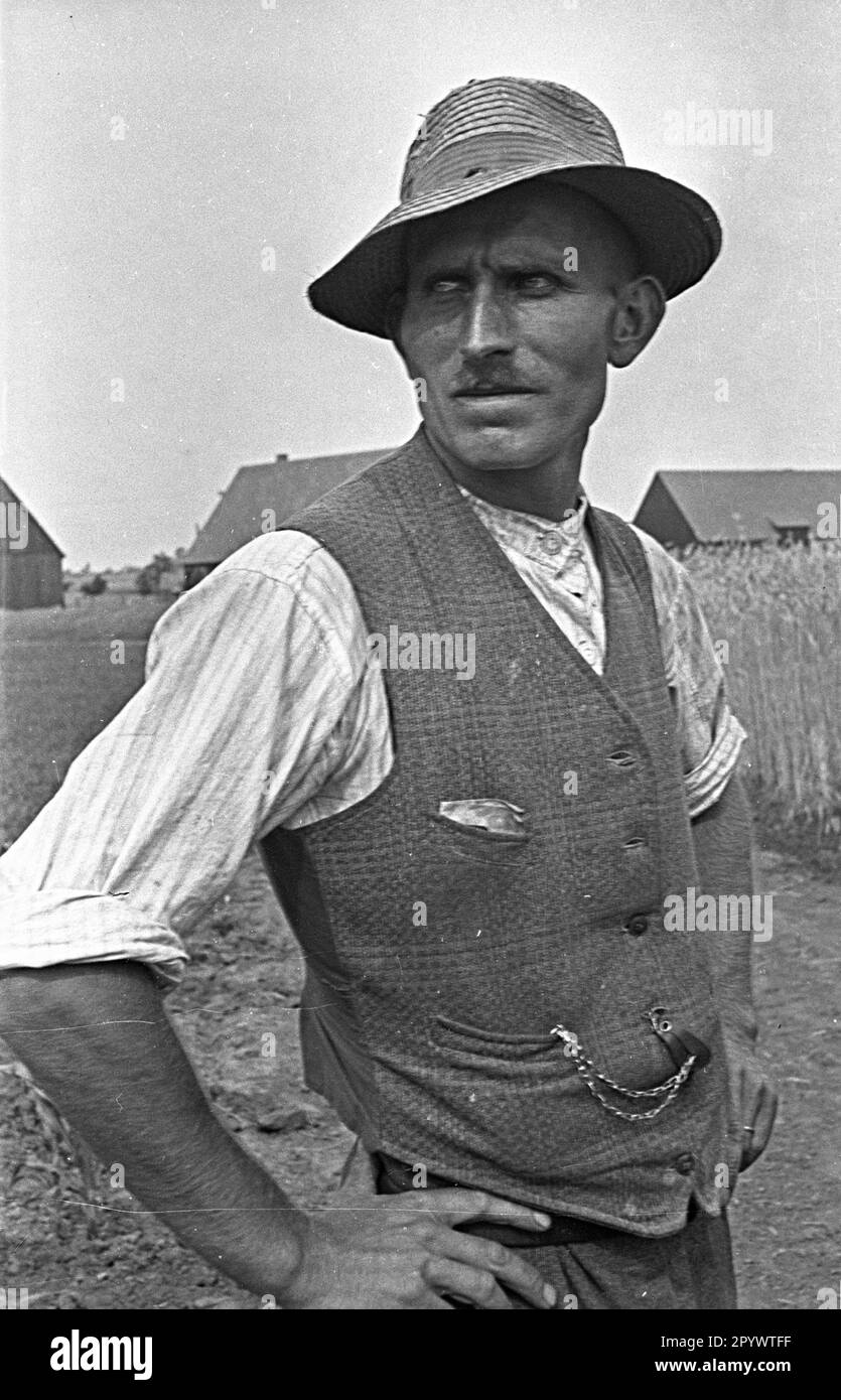 Ein Bauer im neuen Bauerndorf Haage, das im Rahmen des Nazi ...