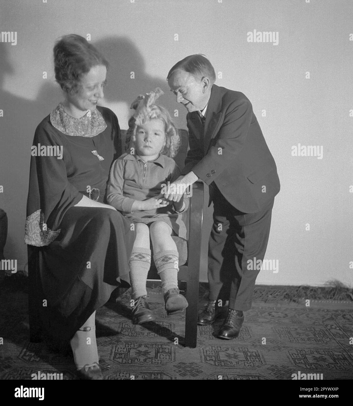 Kleinwüchsig frau -Fotos und -Bildmaterial in hoher Auflösung – Alamy
