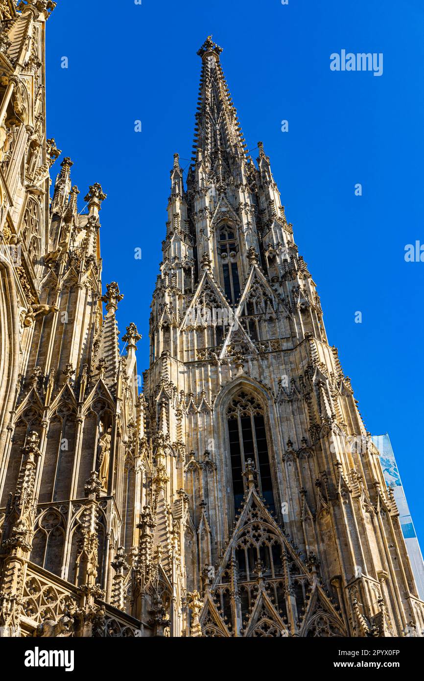Südturm von St. Stephansdom mit gotischer Fassade, Wien, Österreich ...