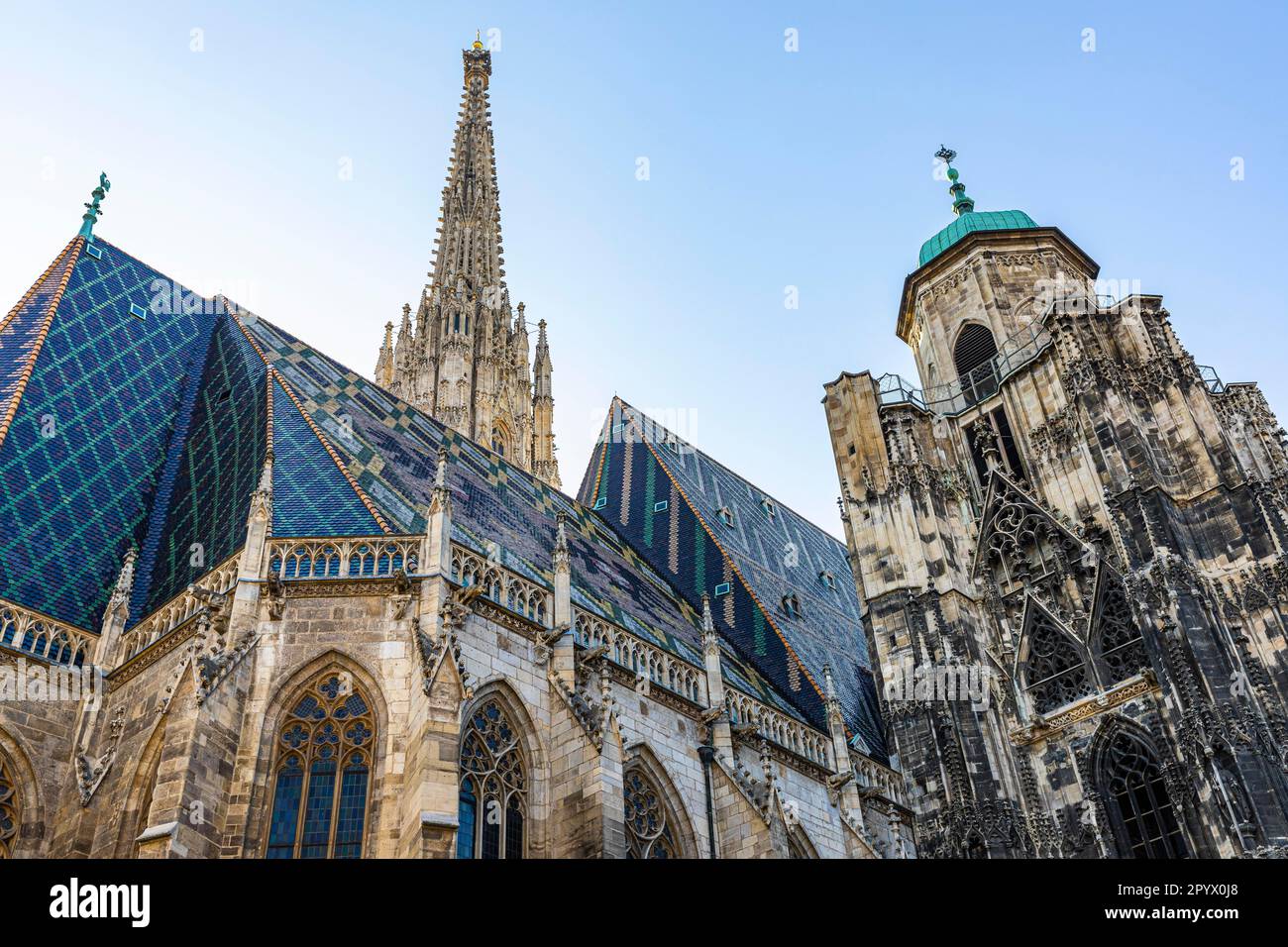 St. Stephansdom mit gotischer Fassade, mit Nord- und Südturm, Wien ...