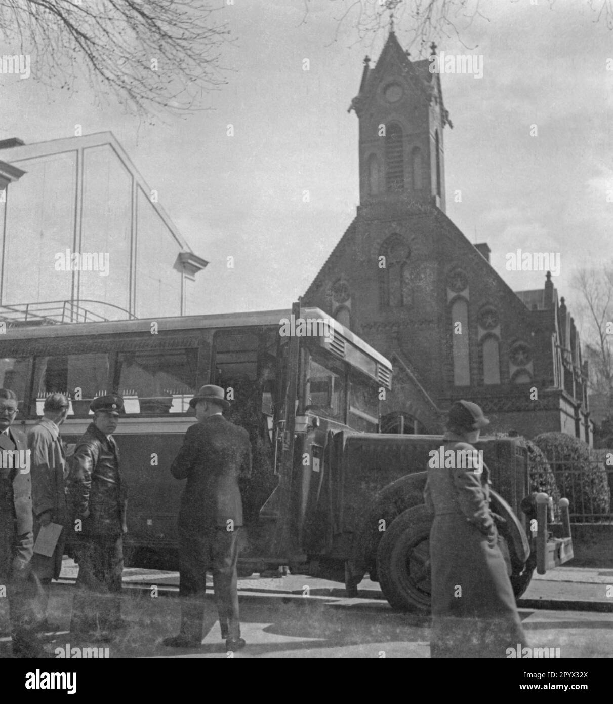 Vor der Collegiatskirche St. Mary, St. John der Evangelist und St ...