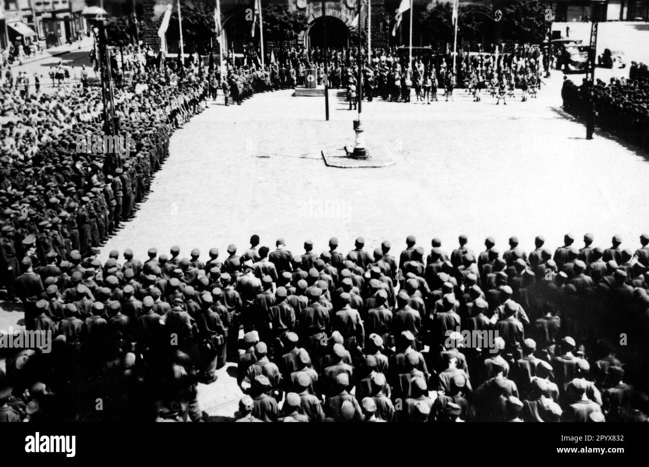 Soldaten bei musterung 2. weltkrieg Schwarzweiß-Stockfotos und -bilder ...