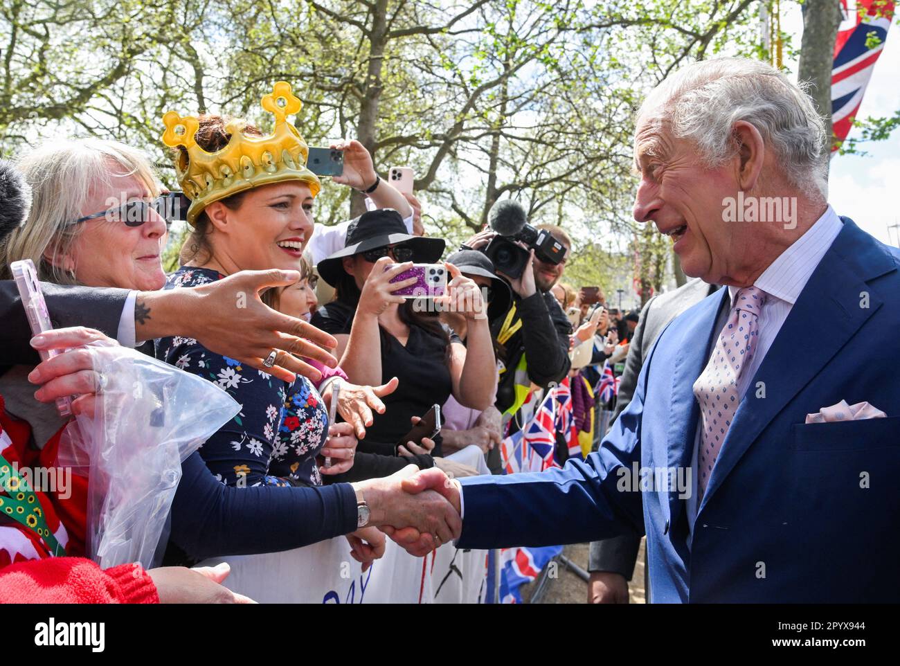 König Karl III. Auf einem Rundgang vor dem Buckingham Palace, London ...