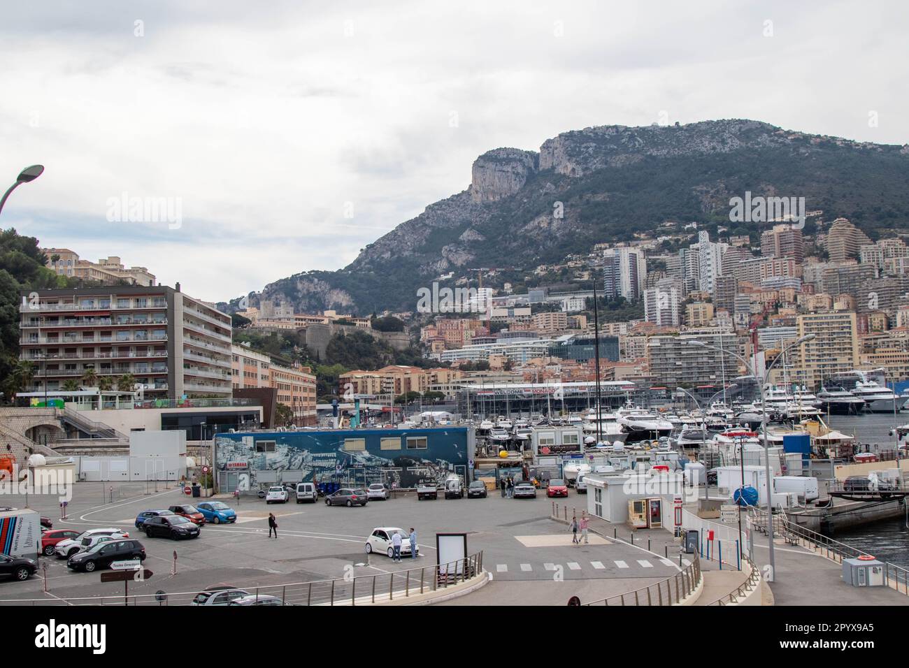 La Condamine, Monaco, 22. 2023. April:- Ein Blick auf Port Hercules ...