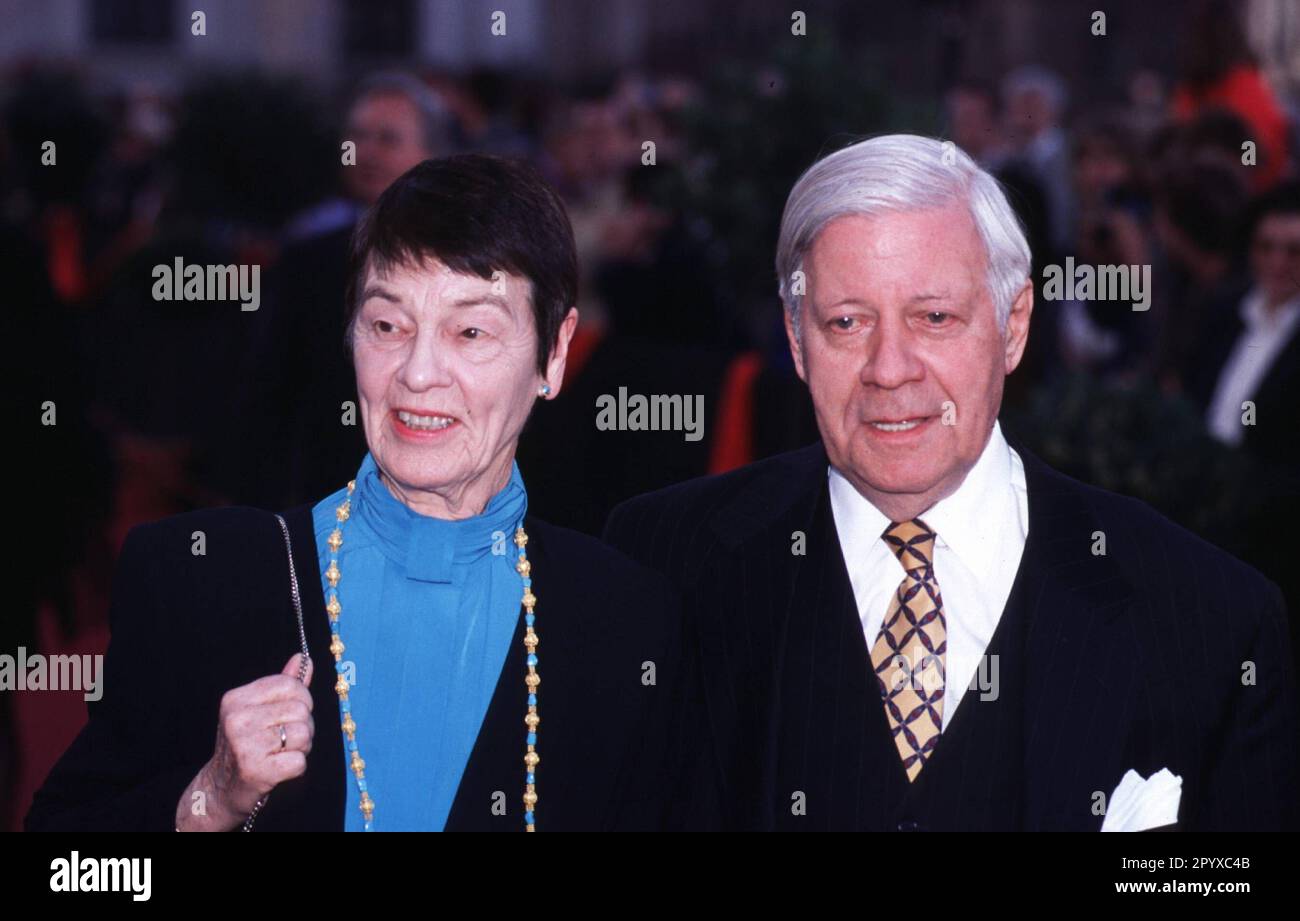 Der ehemalige Bundeskanzler Helmut Schmidt (83) und seine Ehefrau Loki ...