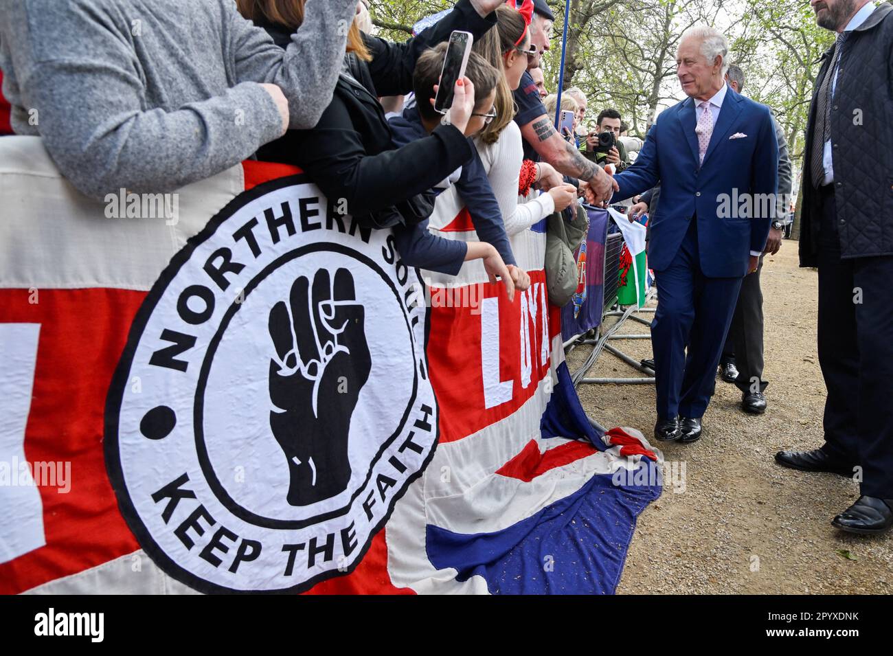 König Karl III. Auf einem Rundgang vor dem Buckingham Palace, London ...