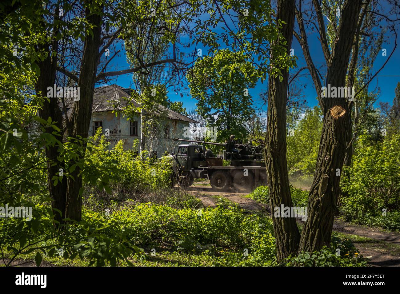 Selbstfahrender Haubitzer, ein Artilleriesystem mit Rädern. Diese ...