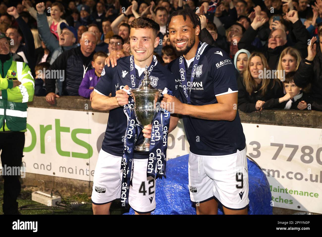 Pierre Reedy von Dundee (links) und Kwame Thomas feiern mit der Trophäe ...