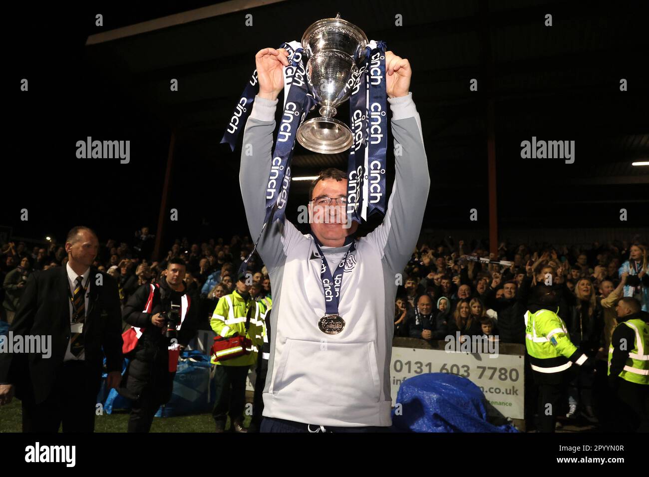 Dundee Manaer Gary Bowyer feiert mit der Trophäe, nachdem er die Liga ...