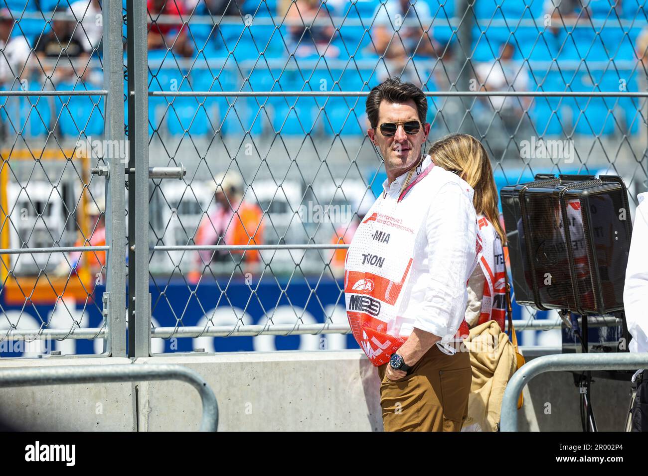 KOSINSKI Joseph, Filmregisseur von Top Gun Maverick, auf der Koppel und ...