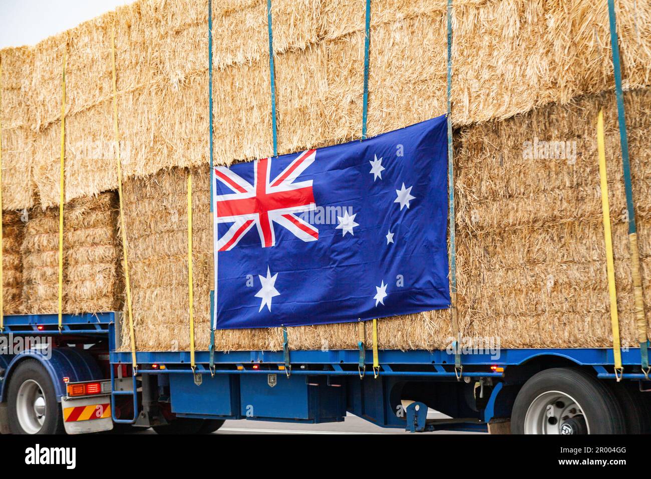 Sattelauflieger mit heuballen -Fotos und -Bildmaterial in hoher ...