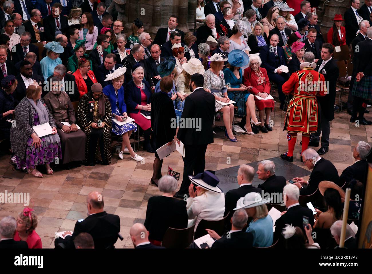 Gäste, die vor der Krönung von König Charles III. Und Königin Camilla ... Gäste, die vor der Krönung von König Charles III. Und Königin Camilla ...