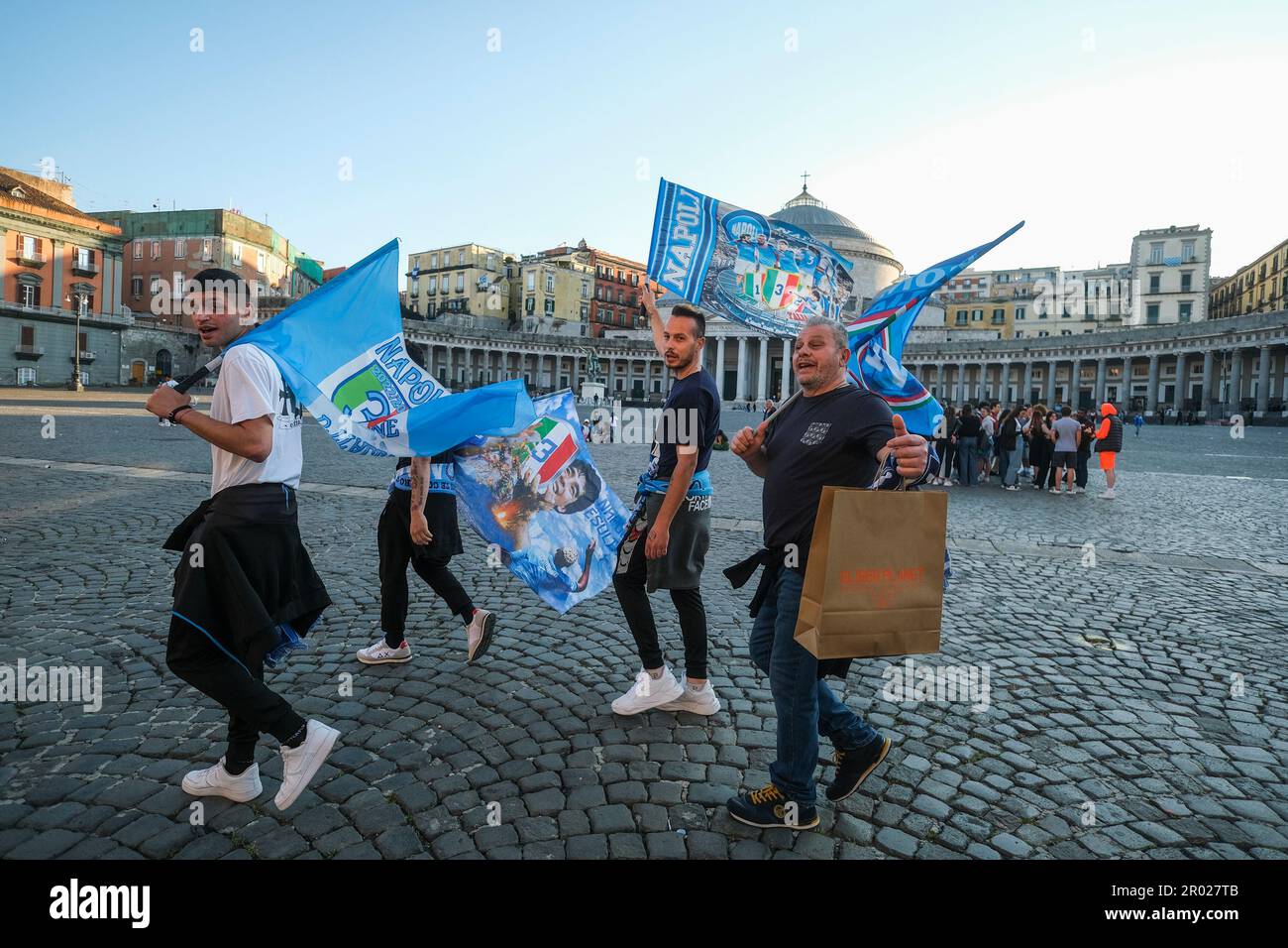 Neapel spielt in Udine, und die Stadt ist in Aufruhr wegen des heutigen ...