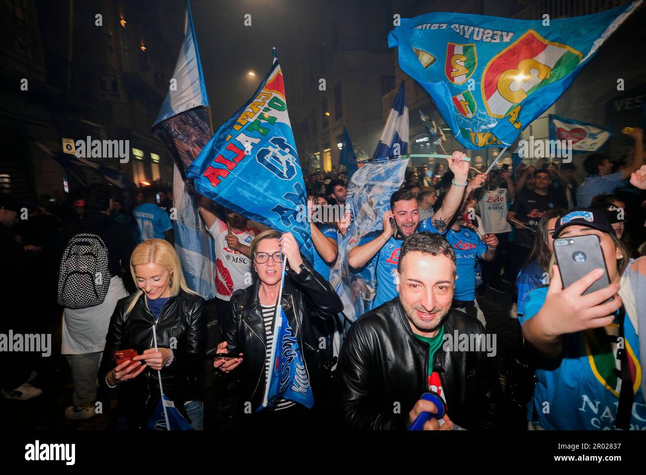 Die Stadt explodiert vor Freude, die Neapolitaner feiern ssc neapels ... Die Stadt explodiert vor Freude, die Neapolitaner feiern ssc neapels ...