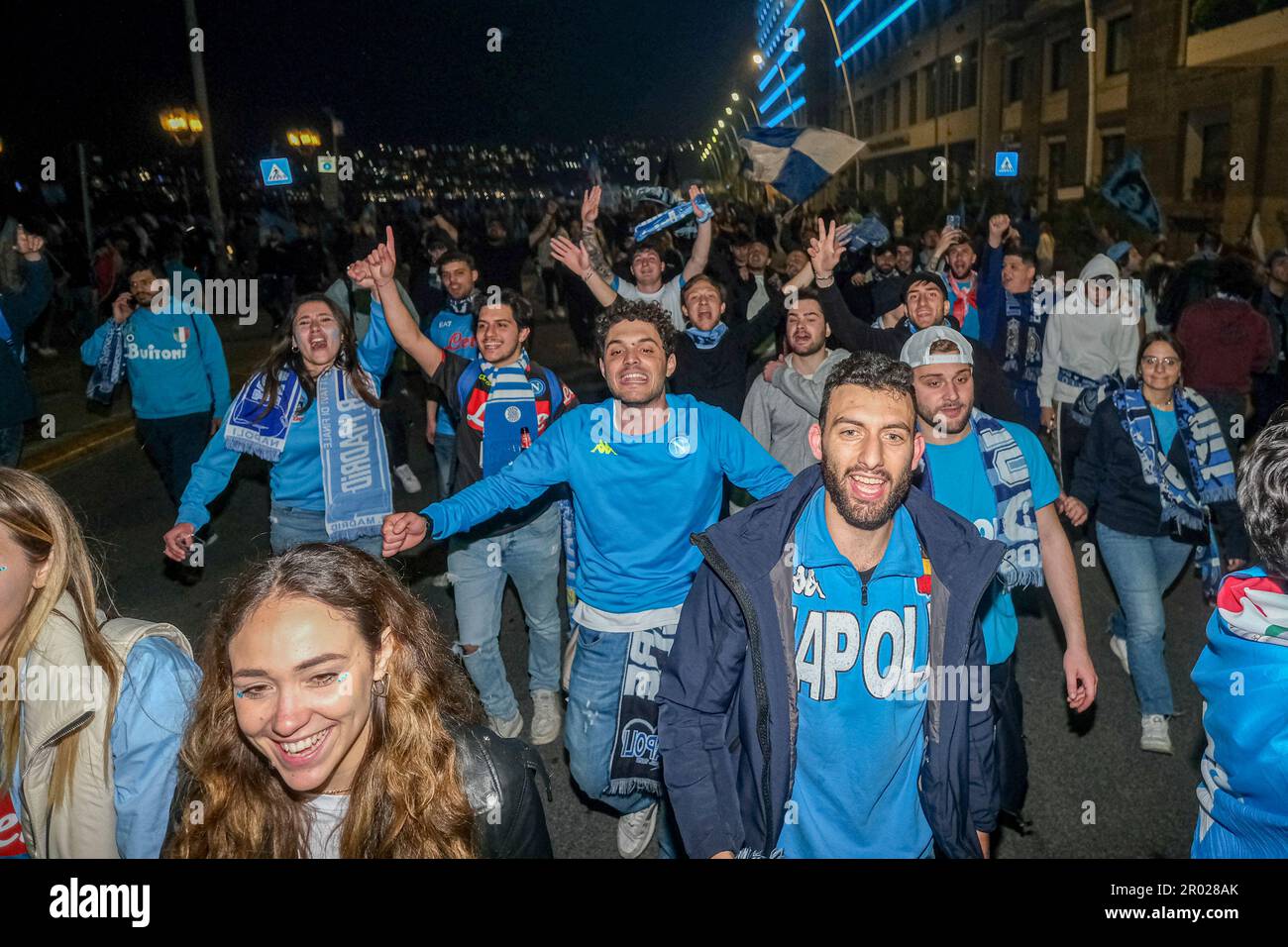 Die Stadt explodiert vor Freude, die Neapolitaner feiern ssc neapels ... Die Stadt explodiert vor Freude, die Neapolitaner feiern ssc neapels ...