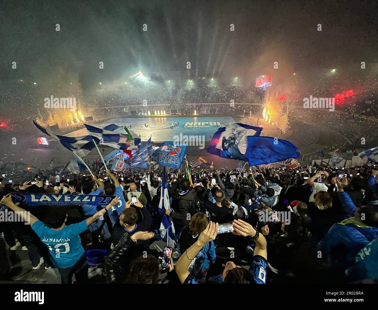 Die Stadt explodiert vor Freude, die Neapolitaner feiern ssc neapels ... Die Stadt explodiert vor Freude, die Neapolitaner feiern ssc neapels ...