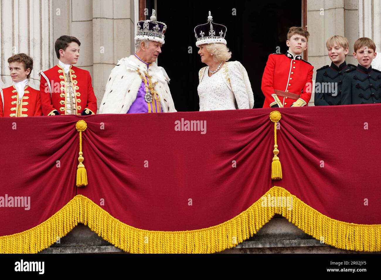 King Charles III and Queen Camilla appear on the balcony of Buckingham ...