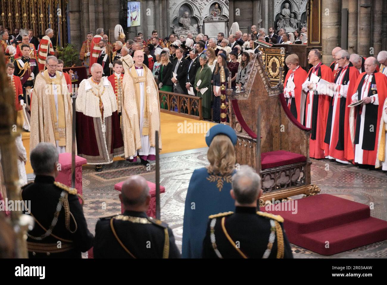 König Karl III. Kommt zu seiner Krönungszeremonie in Westminster Abbey ...