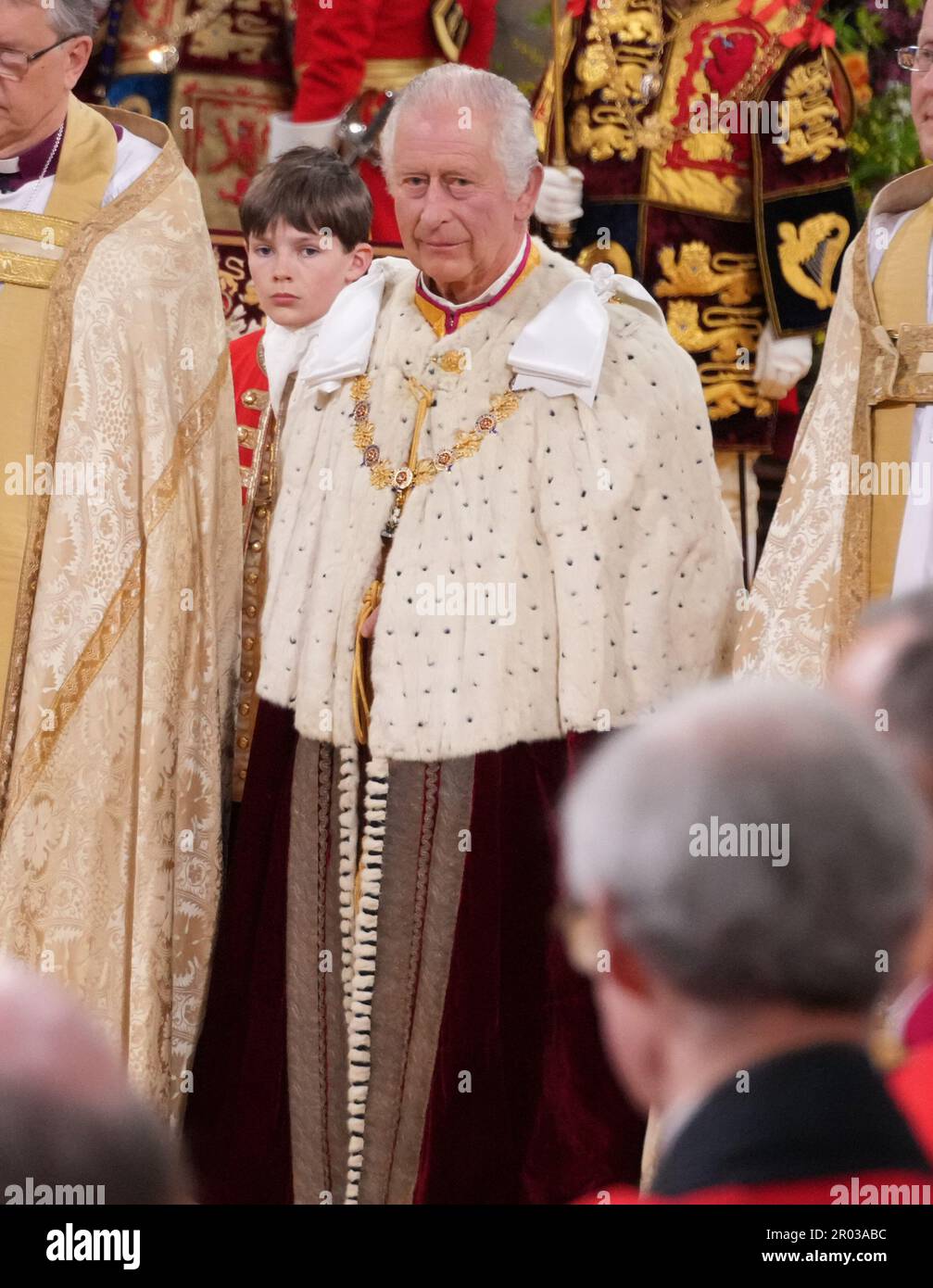König Karl III. Kommt zu seiner Krönungszeremonie in Westminster Abbey ...