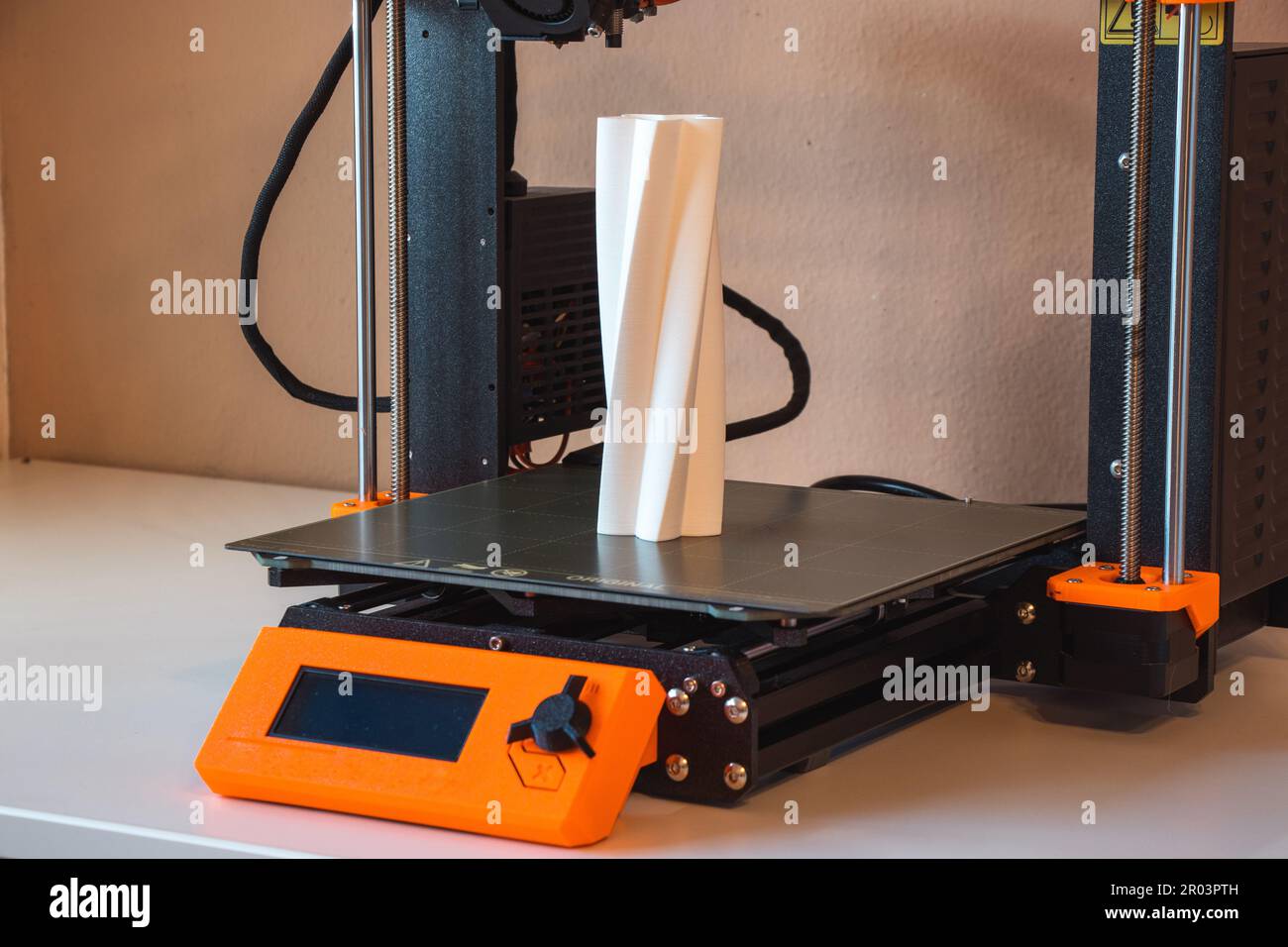 Technologisches Hi-teg-Tool für neue Dinge. Ein schwarz-roter 3D-Drucker bei der Arbeit. Das ...