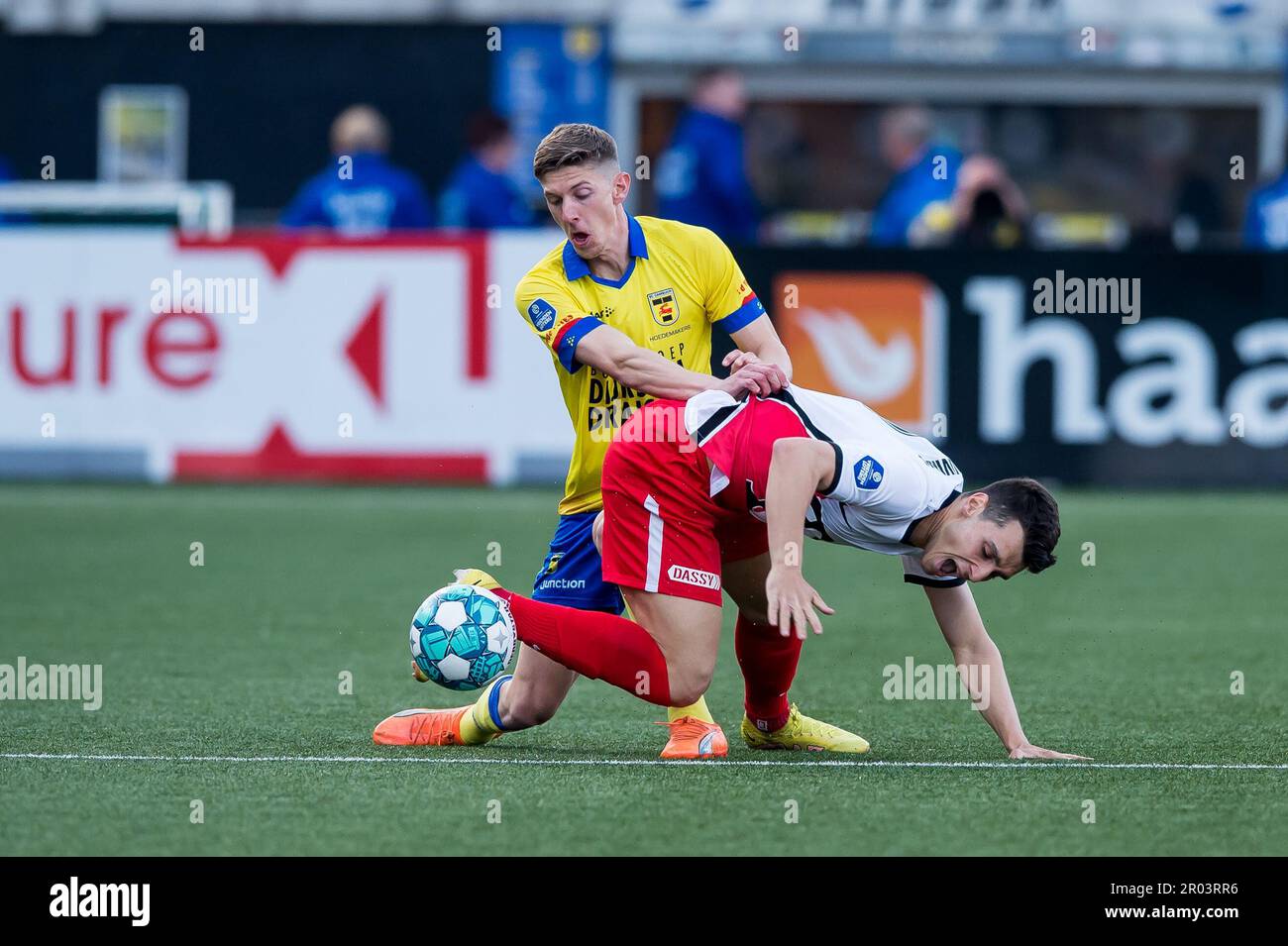 LEEUWARDEN - (lr) Mees Hoedemakers von SC Cambuur, Anastasios Douvikas ...