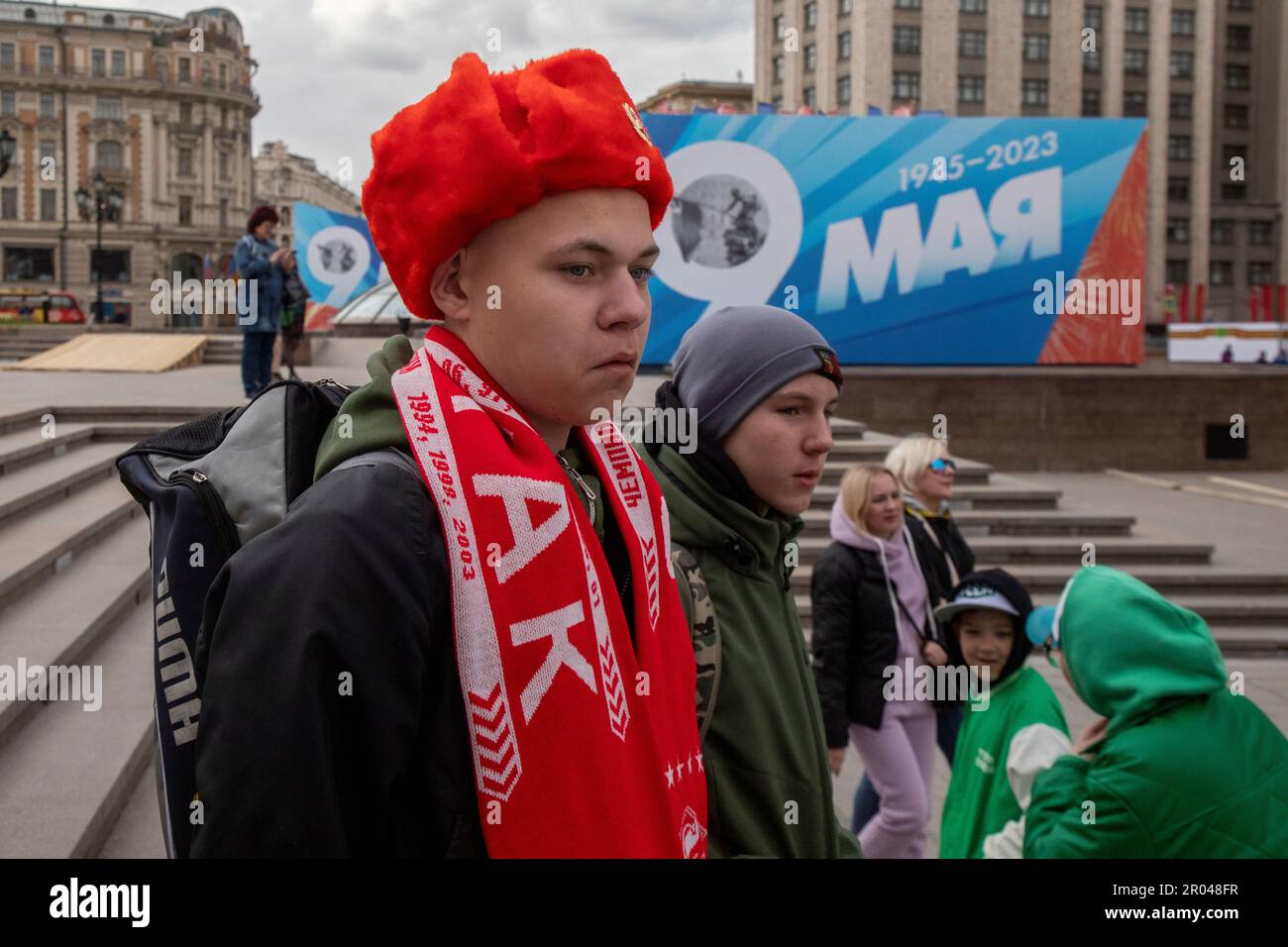 Moskau, Russland. 6. Mai 2023. Die Menschen gehen in der Nähe des Roten ...