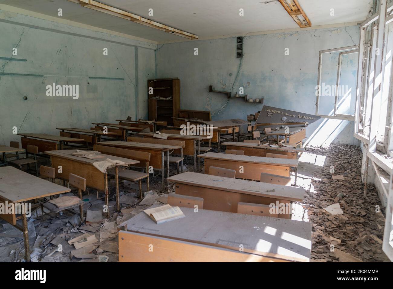Blick auf das Innere des Klassenzimmers mit Schreibtischen und Büchern auf den Schreibtischen ...